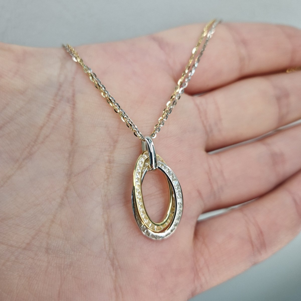 Hängsmycke ovala ringar tvåfärgat 18k guld med 2 kedjor - Guldklippet.se